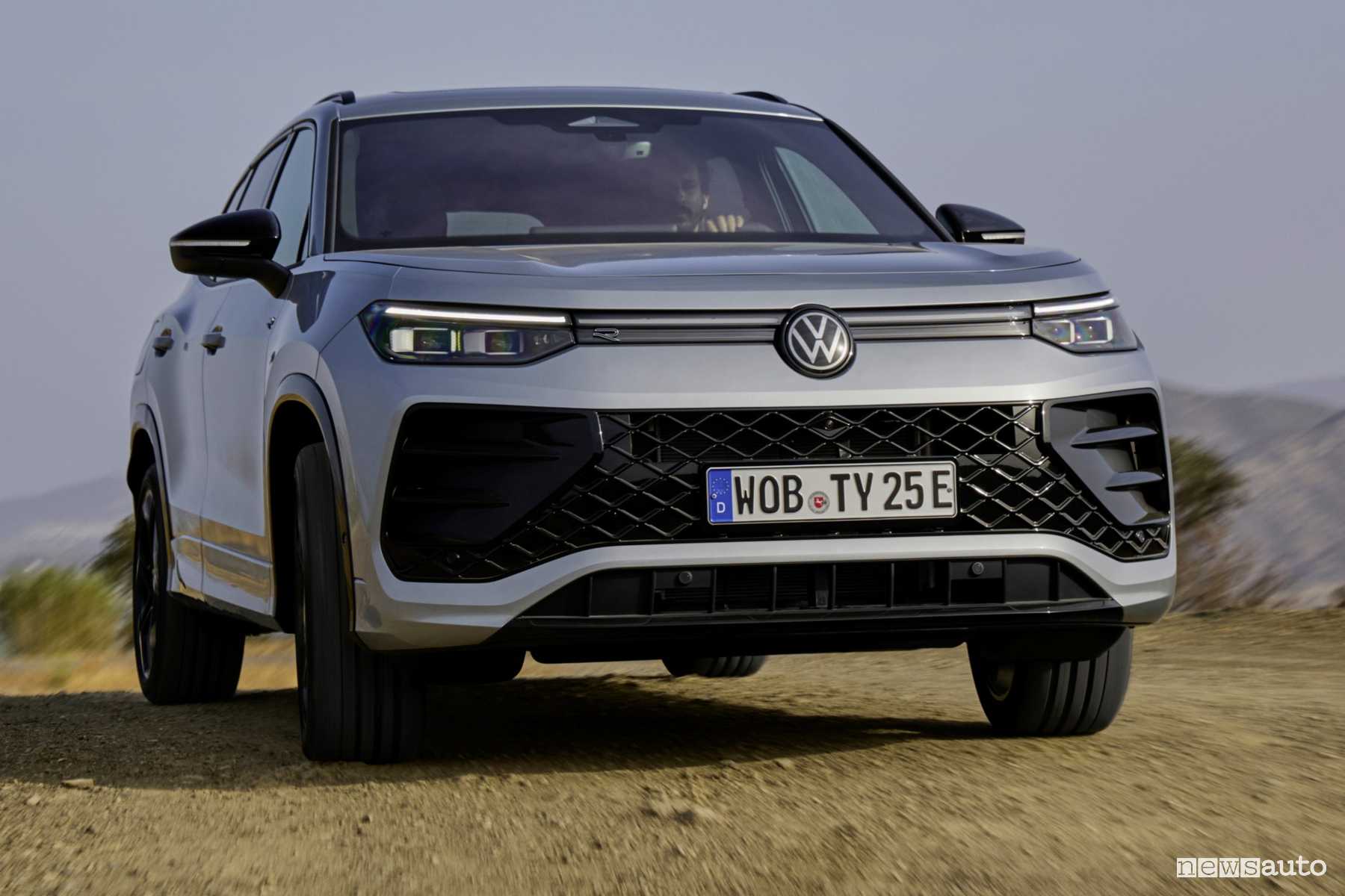 Nuova Volkswagen Tayron, dimensioni, interni, motori e prezzo
