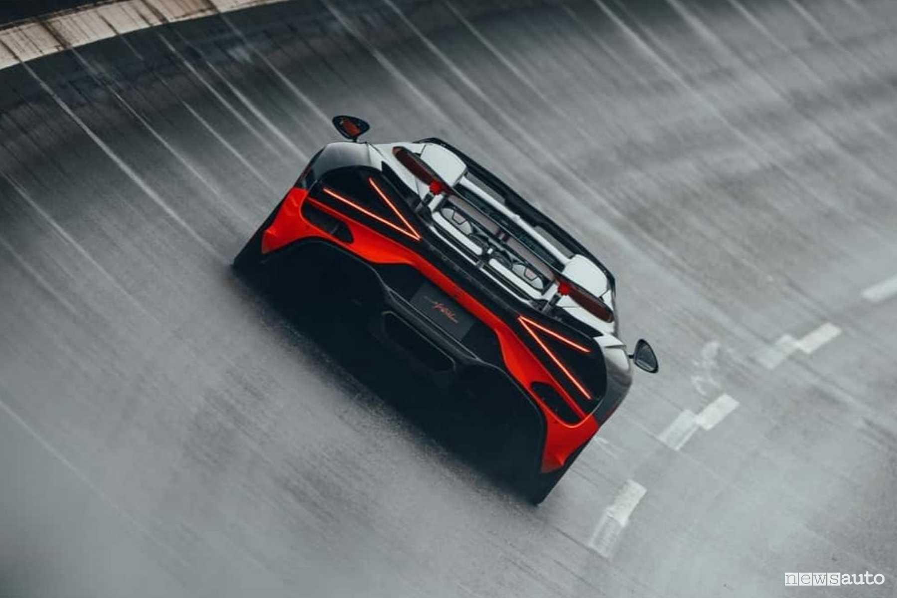 Record di velocità, la Bugatti Mistral è la spider più veloce al mondo
